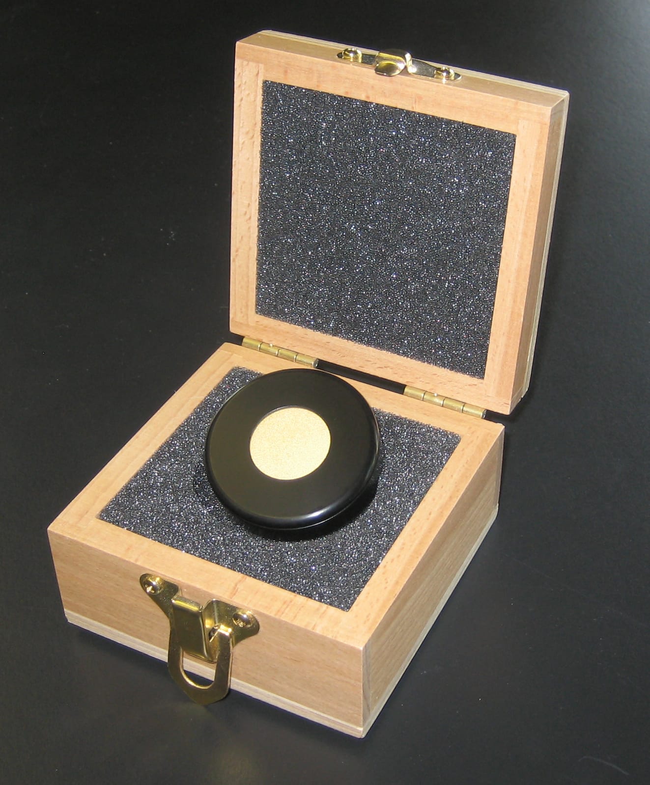 Diffuse Gold Reference with Window | Hyperspectral Imaging Cameras and ...